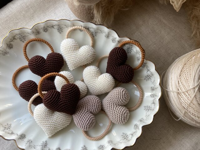 レース糸で編む ハートヘアゴム2個set | iichi 日々の暮らしを心地よくするハンドメイドやアンティークのマーケットプレイス