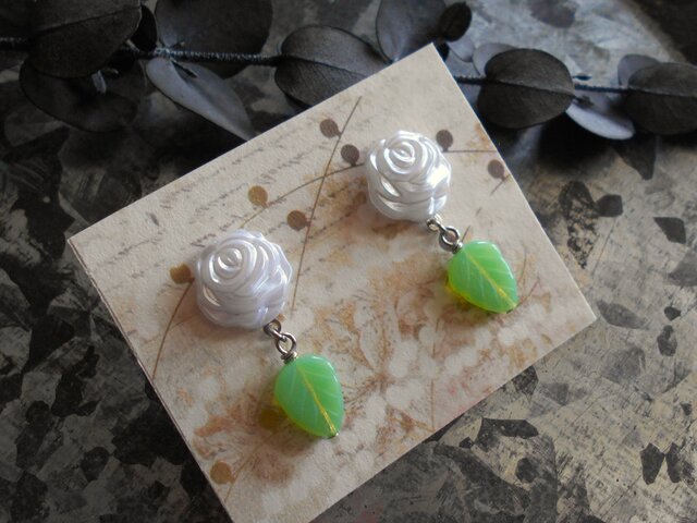 薔薇カボションのピアス | iichi 日々の暮らしを心地よくするハンドメイドやアンティークのマーケットプレイス