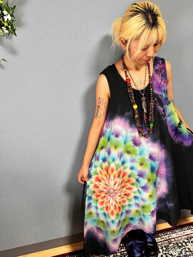 タイダイ ノースリーブ ワンピース ブラックビューティ 大曼荼羅 HD23-24 | iichi 日々の暮らしを心地よくするハンドメイドやアンティークのマーケットプレイス