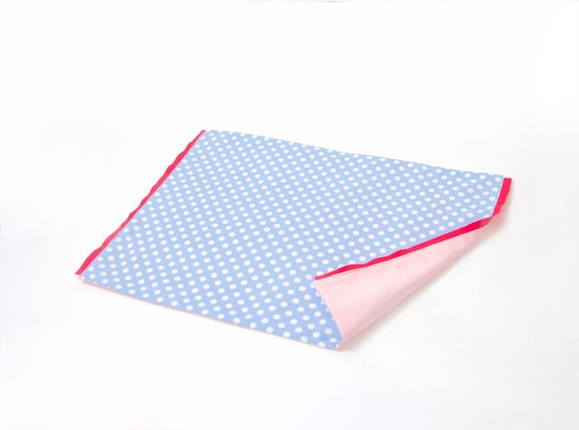 リバーシブル ドット柄 ランチマット サックスドット × ピンク Kids | iichi 日々の暮らしを心地よくするハンドメイドやアンティークのマーケットプレイス