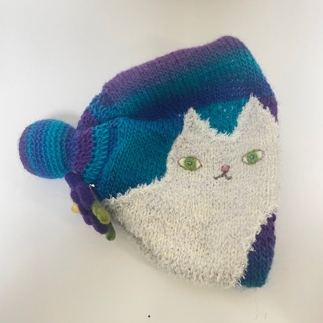 羊毛花と白猫かわいい丸玉woolニット帽(ブルー) | iichi 日々の暮らしを心地よくするハンドメイドやアンティークのマーケットプレイス