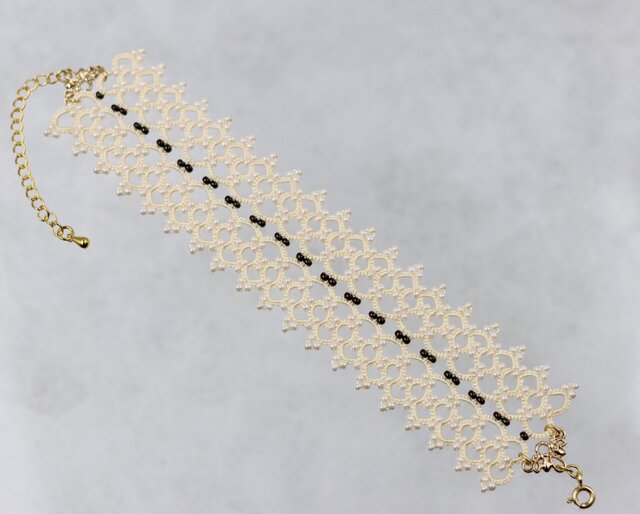 《雑誌anan掲載商品》きらびやかにビーズタティングのブレスレット〜クリーム〜 | iichi 日々の暮らしを心地よくするハンドメイドやアンティークのマーケットプレイス