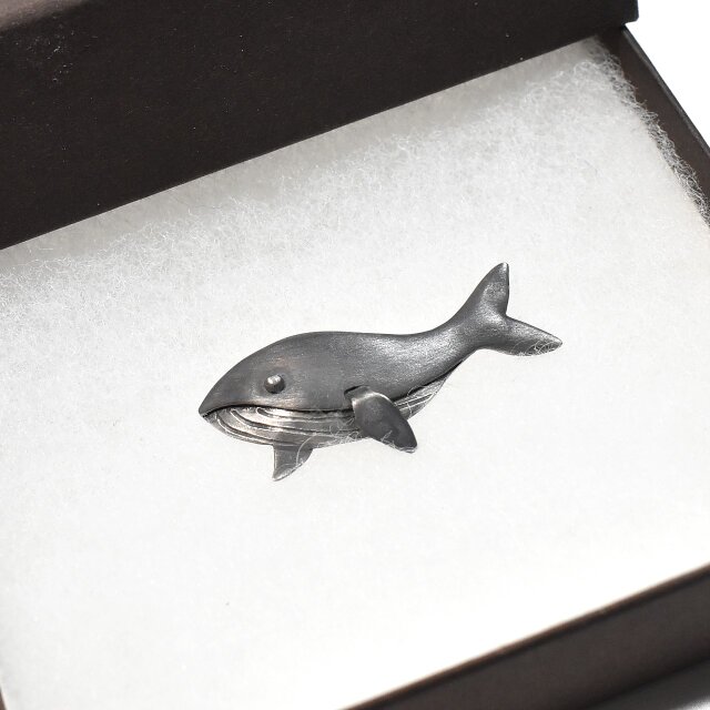 鯨 クジラ シルバーブローチ（ピンバッチ） 一点物 | iichi 日々の暮らしを心地よくするハンドメイドやアンティークのマーケットプレイス