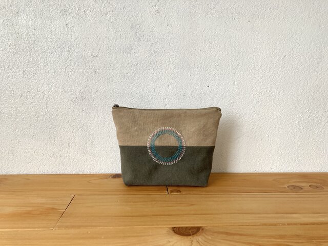 刺繍入りポーチ(カフェオレ色とカーキグレー) | iichi 日々の暮らしを心地よくするハンドメイドやアンティークのマーケットプレイス