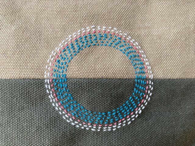 刺繍入りポーチ(カフェオレ色とカーキグレー) | iichi 日々の暮らしを心地よくするハンドメイドやアンティークのマーケットプレイス