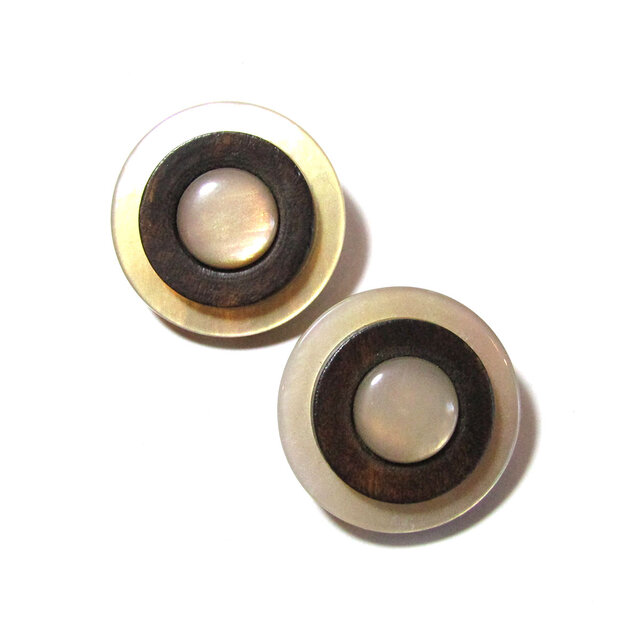 80s Italy Vintage Wood & shell Round Modern Earrings | iichi 日々の暮らしを心地よくするハンドメイドやアンティークのマーケットプレイス