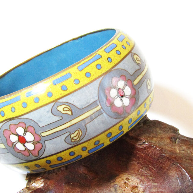50s Vintage Enamel Flower Design Bangle | iichi 日々の暮らしを心地よくするハンドメイドやアンティークのマーケットプレイス