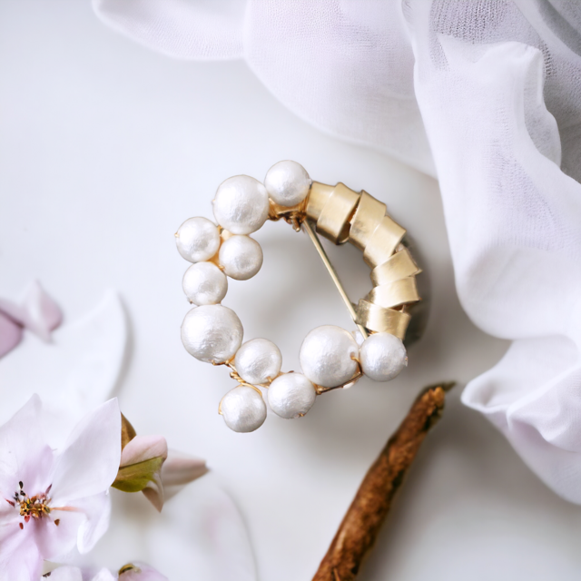 【母の日/フォーマル】サークルブローチ「horn+cotton」コットンパール 真鍮 卒入 | iichi 日々の暮らしを心地よくするハンドメイドやアンティークのマーケットプレイス