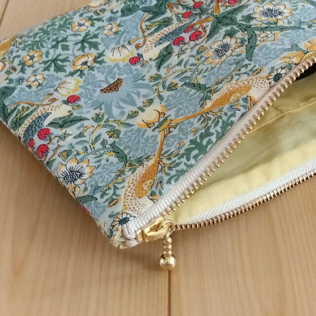 V&Aウィリアムモリス 大きめ20cmのフラットポーチ 内ポケット ストロベリーシーフ いちご泥棒 ライトブルー 667 | iichi 日々の暮らしを心地よくするハンドメイドやアンティークの ...