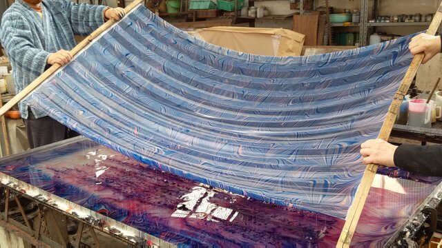 【一点物】墨流し染シフォンストール(中) ピング珊瑚_LS20 | iichi 日々の暮らしを心地よくするハンドメイドやアンティークのマーケットプレイス