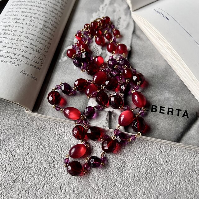 N262-ヴィンテージネックレス・U.S.A. Red Purple Berry Color Double Beads | iichi 日々の暮らしを心地よくするハンドメイドやアンティークの ...