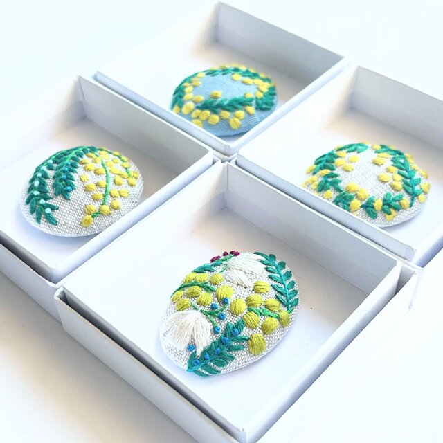 北欧風ことりとミモザの刺繍ブローチ【hokuo】#351 | iichi 日々の暮らしを心地よくするハンドメイドやアンティークのマーケットプレイス