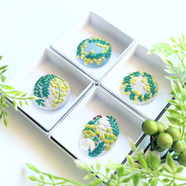 北欧風ことりとミモザの刺繍ブローチ【hokuo】#351 | iichi 日々の暮らしを心地よくするハンドメイドやアンティークのマーケットプレイス