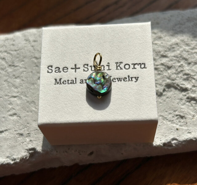 K24純金・天然アバロン（アワビ)ラウンドシェイプ ペンダントトップ | iichi 日々の暮らしを心地よくするハンドメイドやアンティークのマーケットプレイス