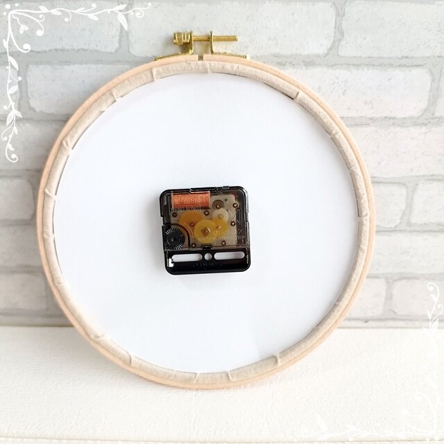 【手刺繍】刺繍時計 | iichi 日々の暮らしを心地よくするハンドメイドやアンティークのマーケットプレイス