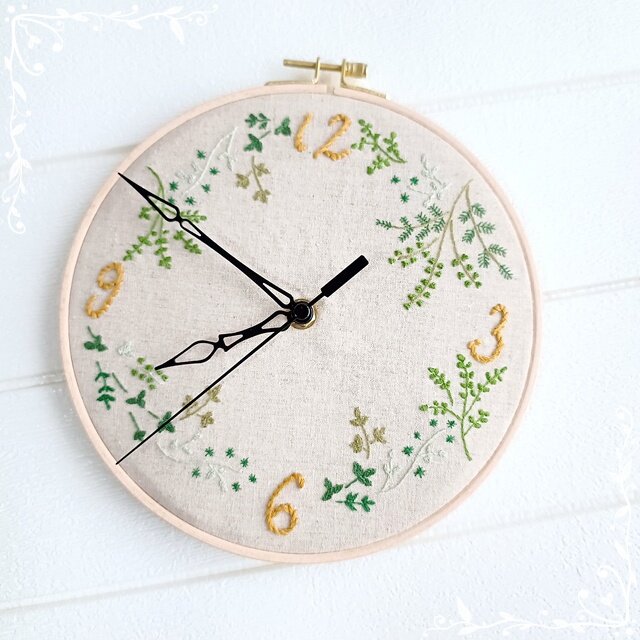 【手刺繍】刺繍時計 | iichi 日々の暮らしを心地よくするハンドメイドやアンティークのマーケットプレイス