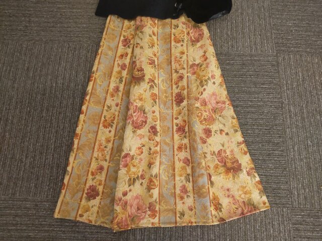 ★約73㎝まで★ジャガード織のゴージャスな生地★ウエストゴムのスカート★ | iichi 日々の暮らしを心地よくするハンドメイドやアンティーク ...