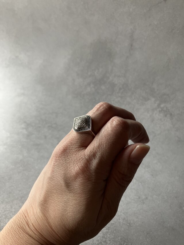 106 ヴィンテージ ミスティック・アイ – ブラック＆ホワイト キュービックジルコニアのシルバーリング | iichi 日々の暮らしを心地よくするハンドメイドやアンティークのマーケットプレイス