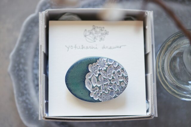 陶土の草花ブローチ : : : 1346 | iichi 日々の暮らしを心地よくするハンドメイドやアンティークのマーケットプレイス