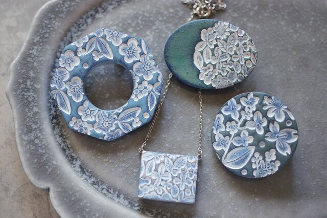 陶土の草花ブローチ : : : 1346 | iichi 日々の暮らしを心地よくするハンドメイドやアンティークのマーケットプレイス