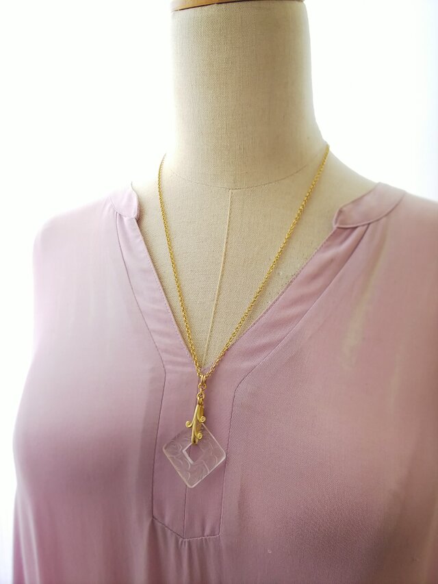 1930年代 薔薇とLeeafのレリーフ（スクエアGlass）クラシカルネックレス | iichi 日々の暮らしを心地よくするハンドメイドやアンティークのマーケットプレイス