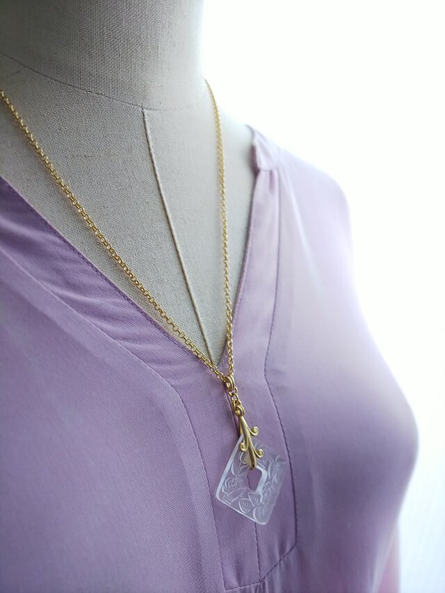 1930年代 薔薇とLeeafのレリーフ（スクエアGlass）クラシカルネックレス | iichi 日々の暮らしを心地よくするハンドメイドやアンティークのマーケットプレイス