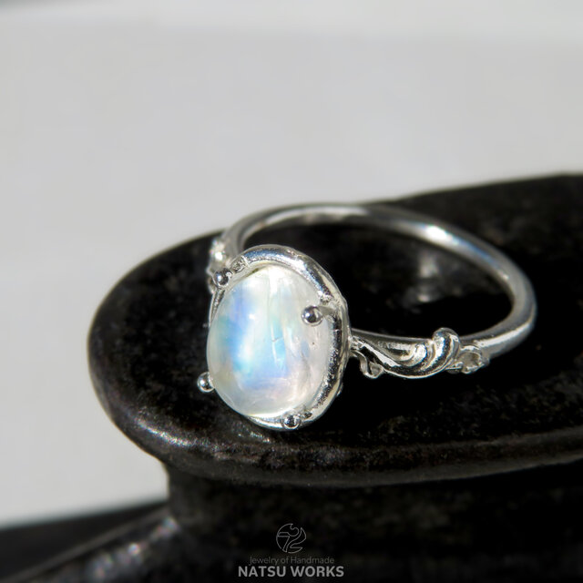 レインボー ムーンストーン リング / Rainbow Moonstone Ring | iichi 日々の暮らしを心地よくするハンドメイドやアンティークのマーケットプレイス