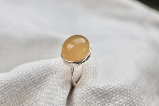 [不思議の国の玉子yellow opal]ring | iichi 日々の暮らしを心地よくするハンドメイドやアンティークのマーケットプレイス