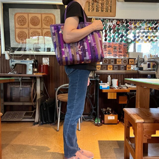 革と古布のパッチワークトート（ブルー）01021-14 | iichi 日々の暮らしを心地よくするハンドメイドやアンティークのマーケットプレイス