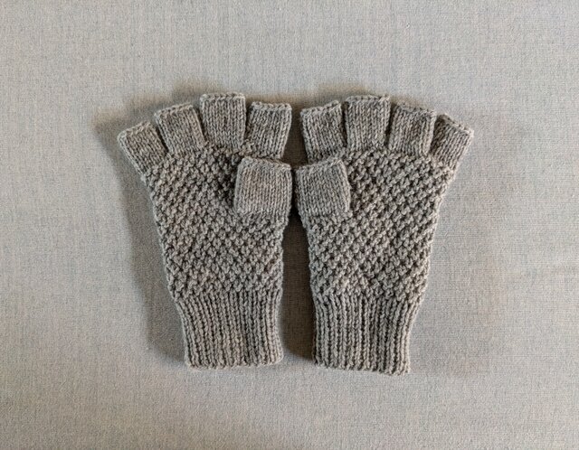 春の軽やかさを纏う 指なし手袋淡いグレー(男性用M〜L) | iichi 日々の暮らしを心地よくするハンドメイドやアンティークのマーケットプレイス