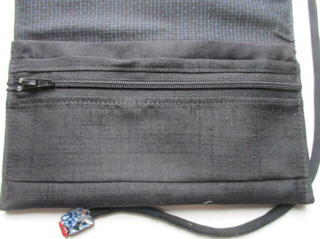 8139 黒の紬の着物で作った和風財布・ポーチ #送料無料 | iichi 日々の暮らしを心地よくするハンドメイドやアンティークのマーケットプレイス