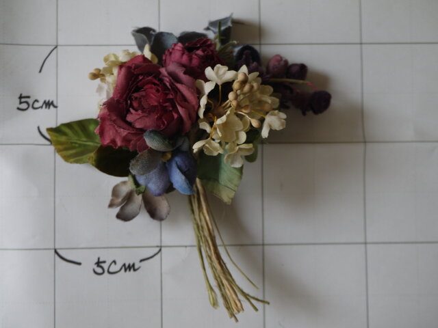 バラと小花のコサージュ 2 | iichi 日々の暮らしを心地よくするハンドメイドやアンティークのマーケットプレイス