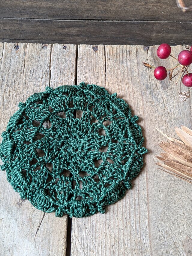 レース編みのナチュラルで華やかなドイリー | iichi 日々の暮らしを心地よくするハンドメイドやアンティークのマーケットプレイス