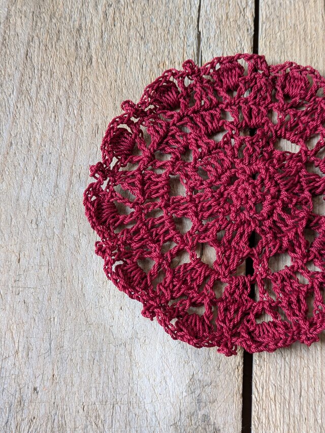 レース編みのナチュラルで華やかなドイリー | iichi 日々の暮らしを心地よくするハンドメイドやアンティークのマーケットプレイス