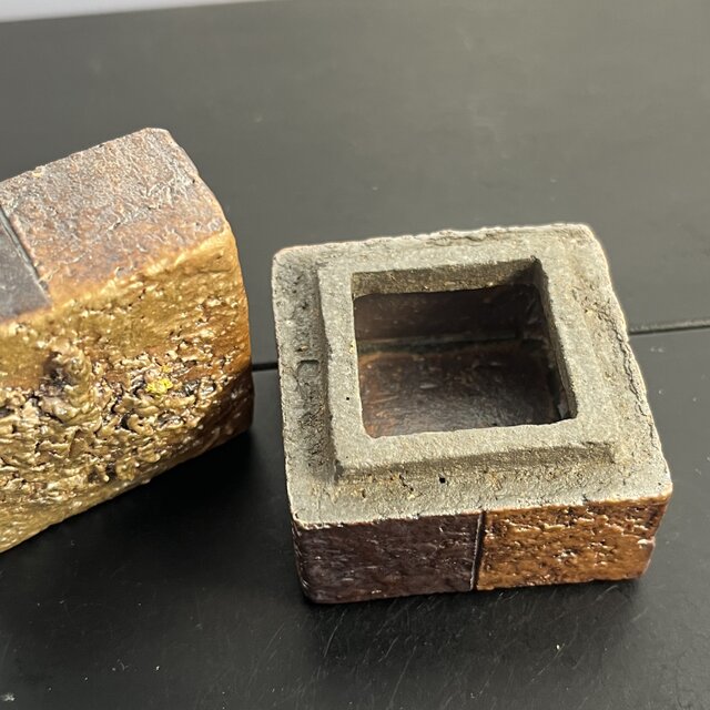 雛 香合(陶匣) 灰志野 市松紋 No.2 | iichi 日々の暮らしを心地よくするハンドメイドやアンティークのマーケットプレイス