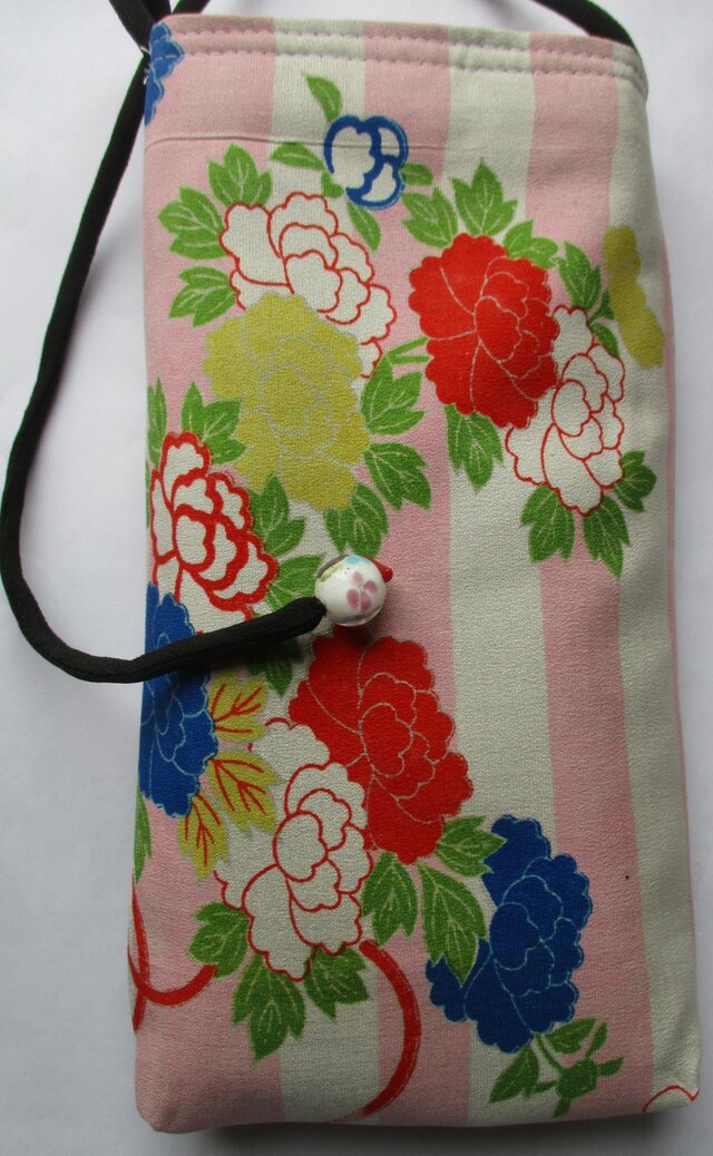 8141 花柄の着物で作ったポーチ＃送料無料 | iichi 日々の暮らしを心地よくするハンドメイドやアンティークのマーケットプレイス
