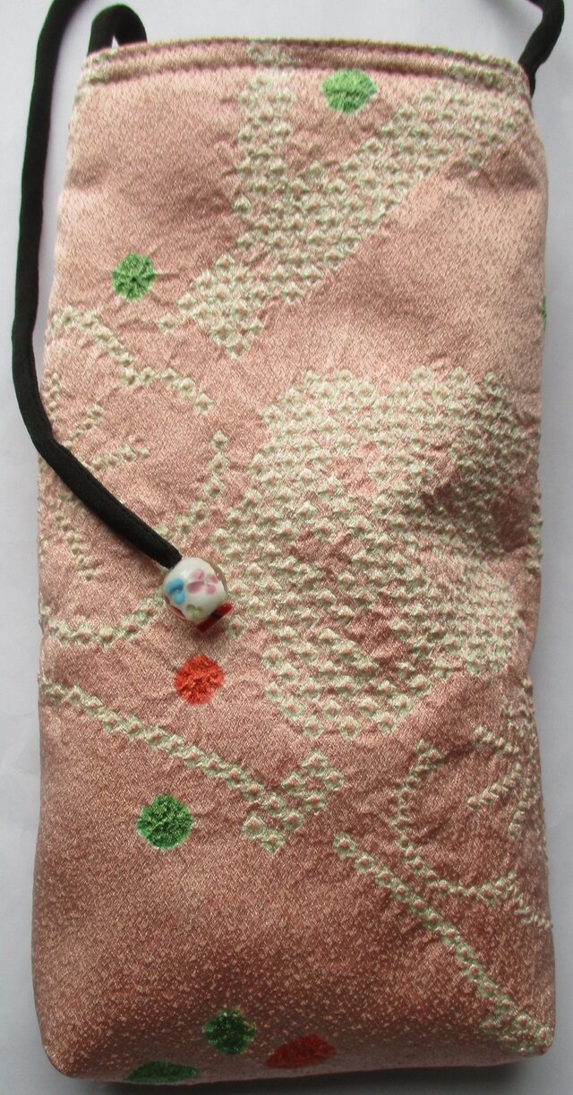 8141 花柄の着物で作ったポーチ＃送料無料 | iichi 日々の暮らしを心地よくするハンドメイドやアンティークのマーケットプレイス