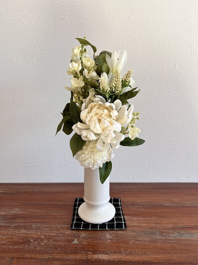 お仏花ブーケ 】スタンダードマム （W) | iichi 日々の暮らしを心地よくするハンドメイドやアンティークのマーケットプレイス