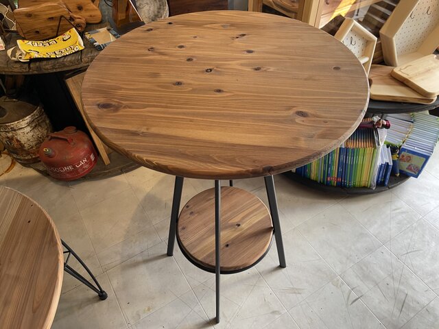 在庫あり 即納 hotaru 丸テーブル テーブル 机 カフェ cafe BAR 杉材 ダークウォールナット アイアン | iichi 日々の暮らしを心地よくするハンドメイドやアンティークの ...