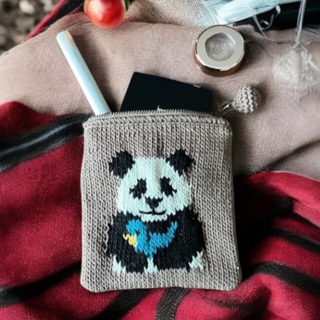 手編みのパンダと小鳥ミニポーチ／マロンブラウン | iichi 日々の暮らしを心地よくするハンドメイドやアンティークのマーケットプレイス