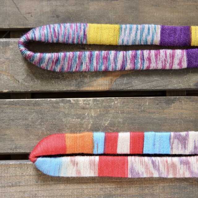 カラフル段染めヤーンのカメラストラップ | iichi 日々の暮らしを心地よくするハンドメイドやアンティークのマーケットプレイス