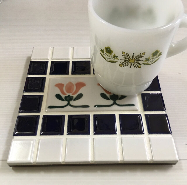 タイル 鍋敷 (四角)：～レトロなチューリップ柄〜ネイビー | iichi 日々の暮らしを心地よくするハンドメイドやアンティークのマーケットプレイス
