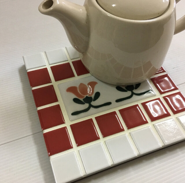 タイル 鍋敷 (四角)：～レトロなチューリップ柄〜レッド | iichi 日々の暮らしを心地よくするハンドメイドやアンティークのマーケットプレイス