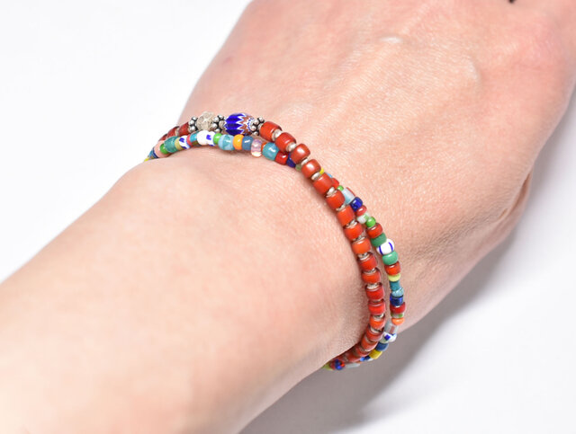 クリスマスビーズとホワイトハーツ、カレンシルバーとブルーシェブロンビーズの2連ブレス | iichi 日々の暮らしを心地よくするハンドメイドやアンティークのマーケットプレイス