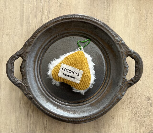 おにぎりMonster☆friends キーホルダー/チャーム【サングラスイエロー】 | iichi 日々の暮らしを心地よくするハンドメイドやアンティークのマーケットプレイス