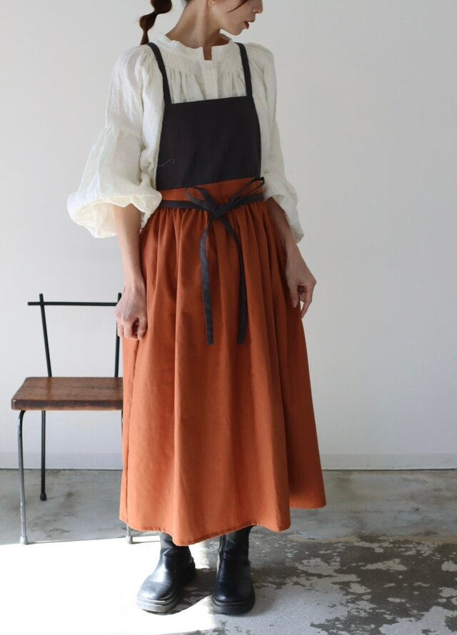 そのままお出かけリネンギャザーエプロン／コットンリネンエプロン【チャコール×テラコッタ】 | iichi 日々の暮らしを心地よくするハンドメイドやアンティークのマーケットプレイス