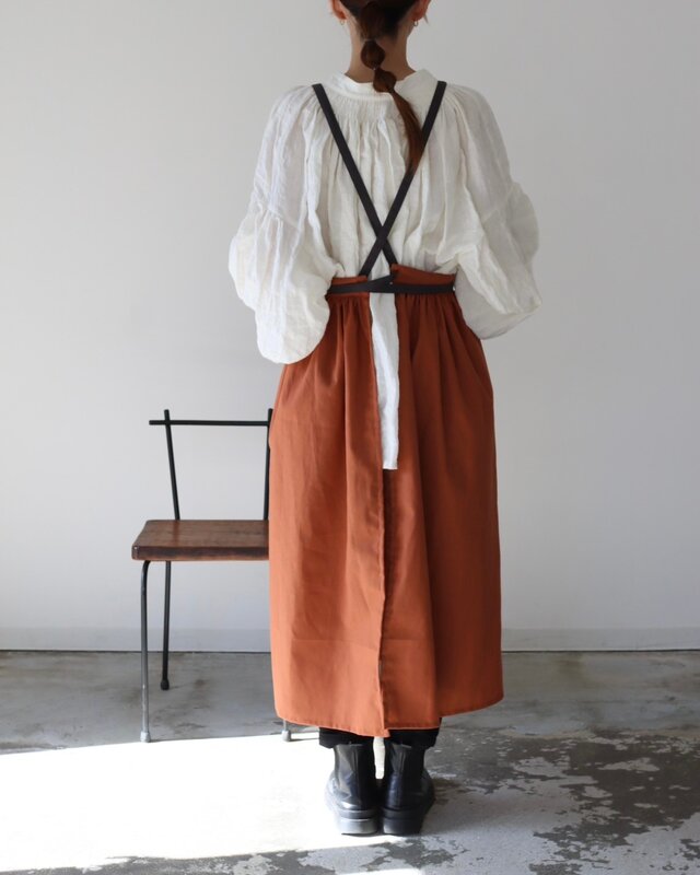 そのままお出かけリネンギャザーエプロン／コットンリネンエプロン【チャコール×テラコッタ】 | iichi 日々の暮らしを心地よくするハンドメイドやアンティークのマーケットプレイス