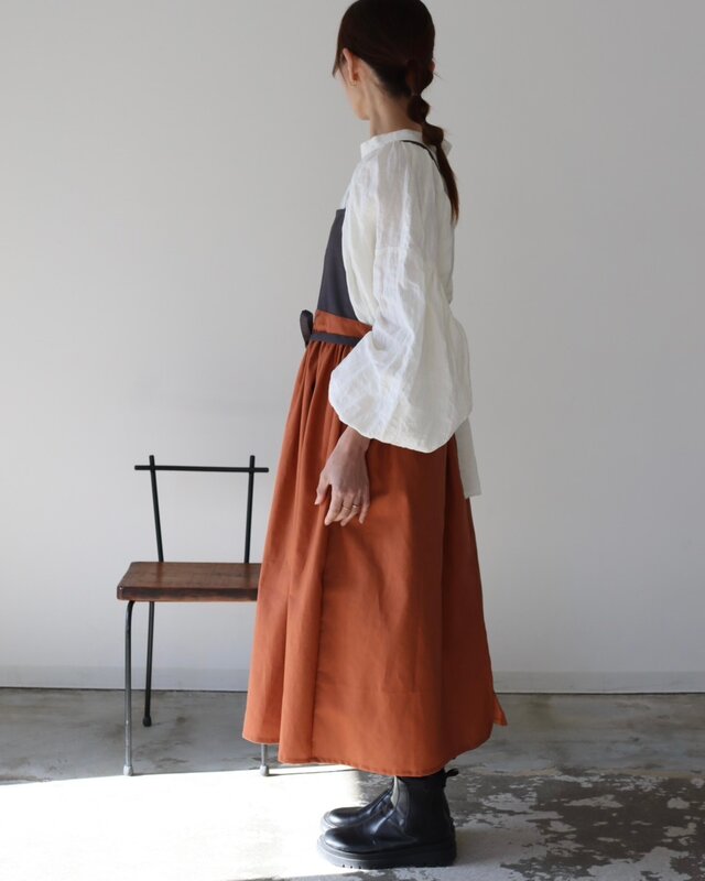 そのままお出かけリネンギャザーエプロン／コットンリネンエプロン【チャコール×テラコッタ】 | iichi 日々の暮らしを心地よくするハンドメイドやアンティークのマーケットプレイス