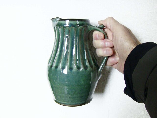 しのぎ手ピッチャー（織部）18cm | iichi 日々の暮らしを心地よくするハンドメイドやアンティークのマーケットプレイス