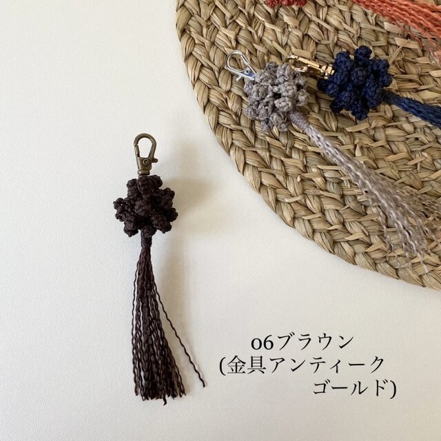 yumri ⌘ macrame 松ぼっくり＊珠飾りマクラメ編み ストラップ | iichi 日々の暮らしを心地よくするハンドメイドやアンティークのマーケットプレイス